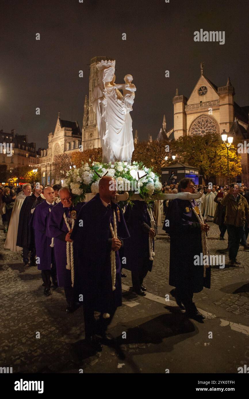 The procession of the statue of the Virgin Mary Stock Photo - Alamy