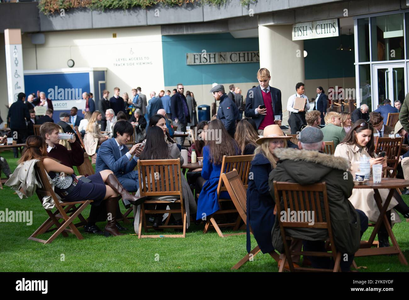 Ascot, Berkshire, UK. 19th October, 2024. A busy day at British ...