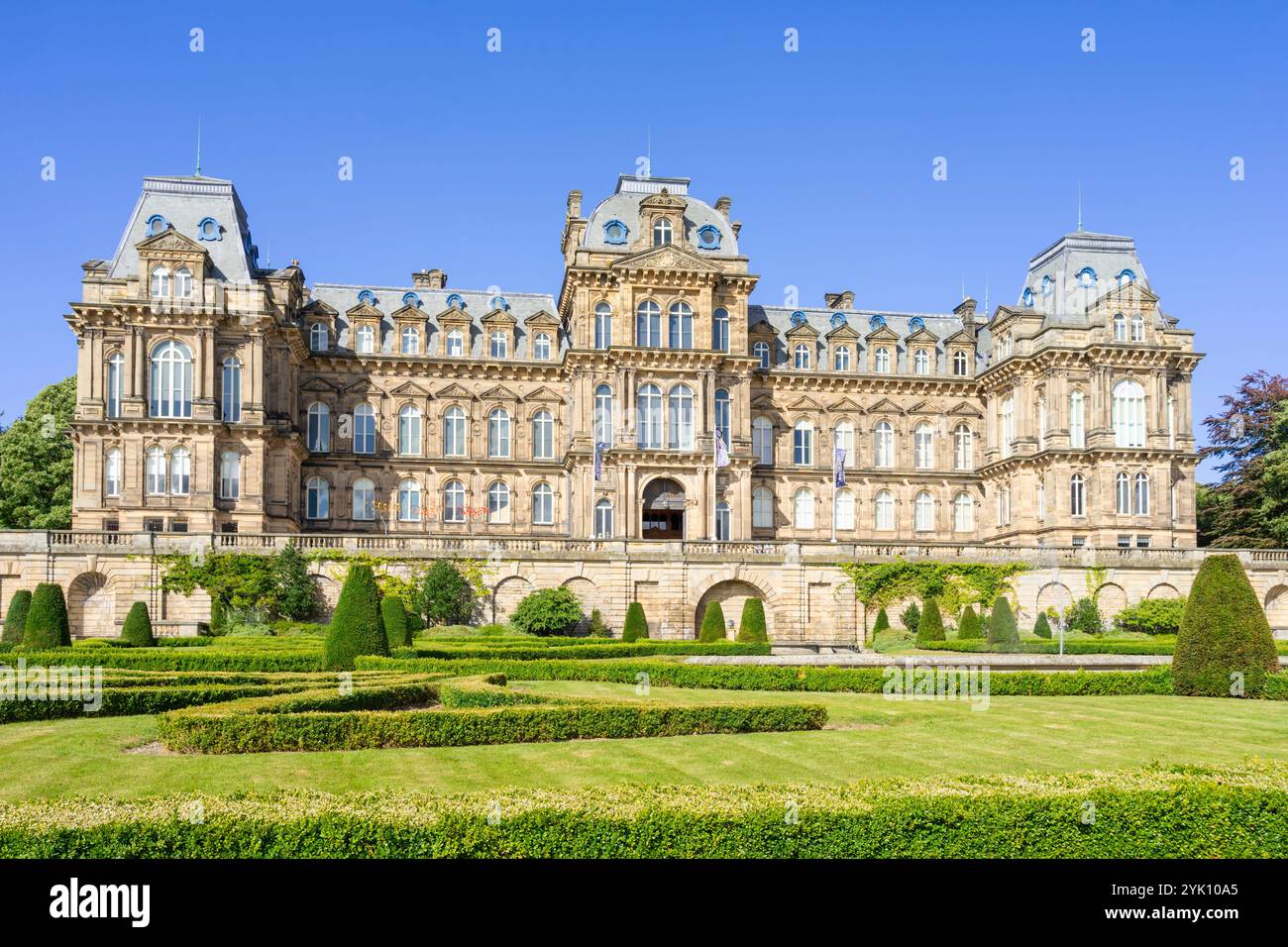 Landscaped castle garden hi-res stock photography and images - Alamy