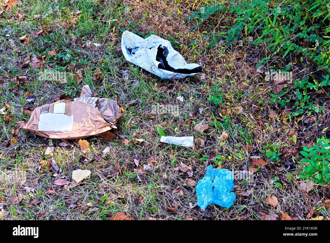 Litter littering wrapper hi-res stock photography and images - Alamy