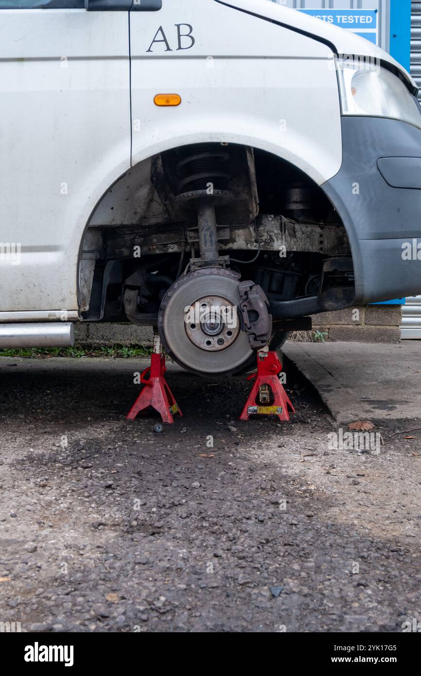 Axle stands hi-res stock photography and images - Alamy
