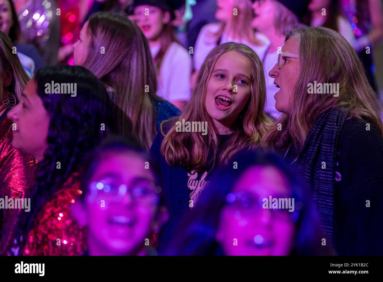 Fan sing along hi-res stock photography and images - Alamy