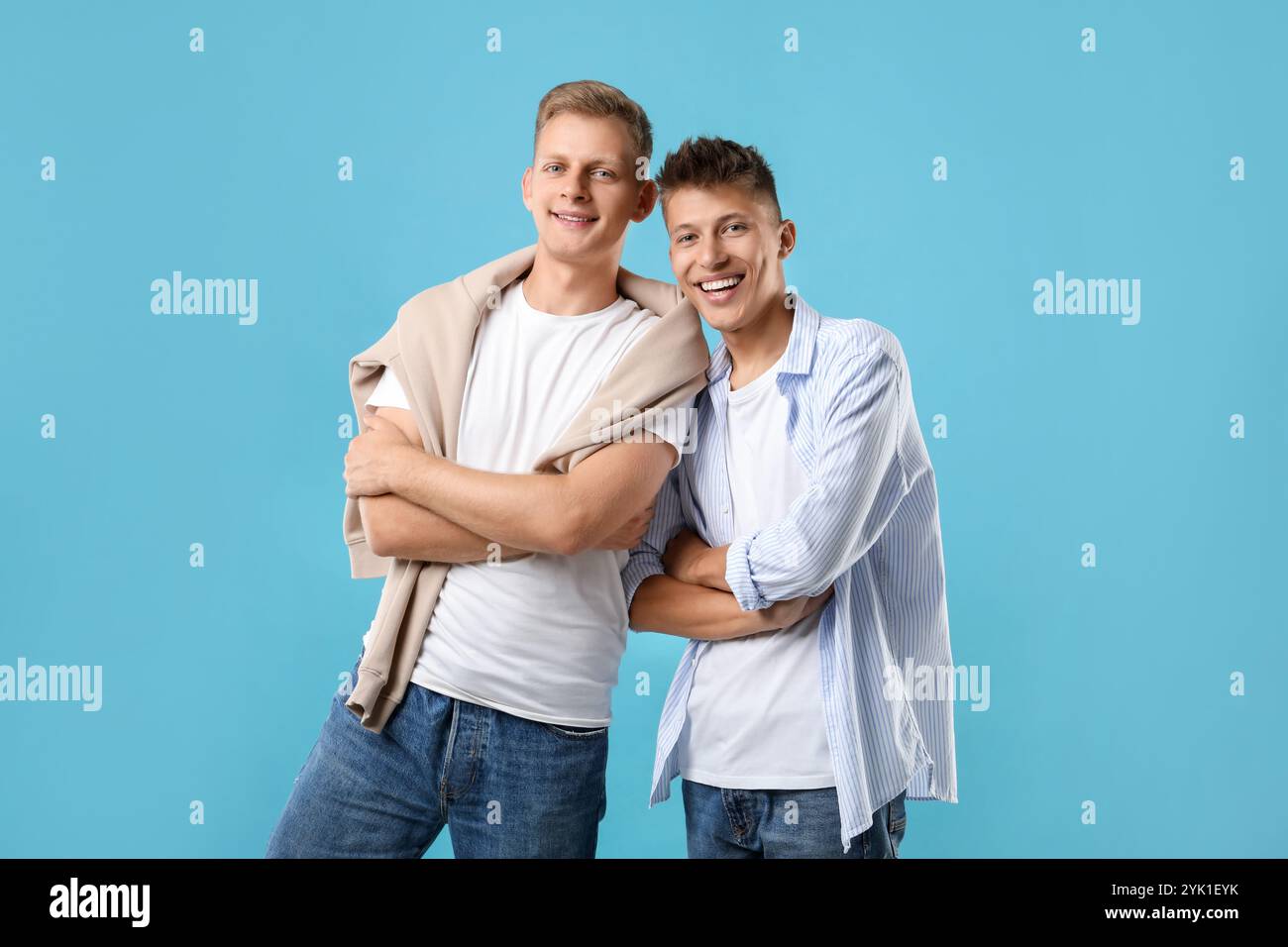 Guys with arms crossed hi-res stock photography and images - Alamy