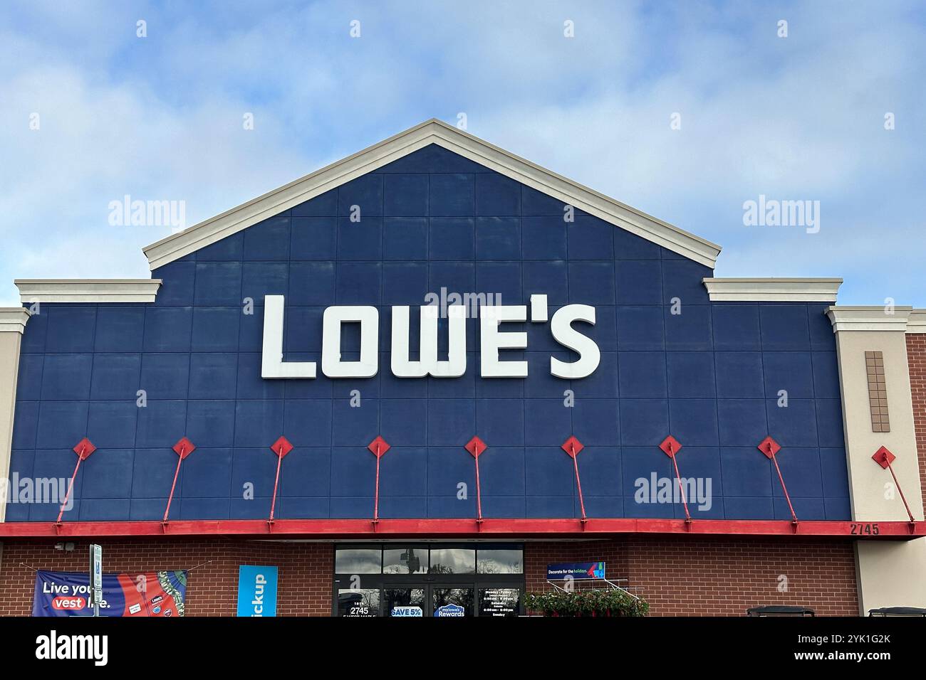Lowes signage hi-res stock photography and images - Alamy