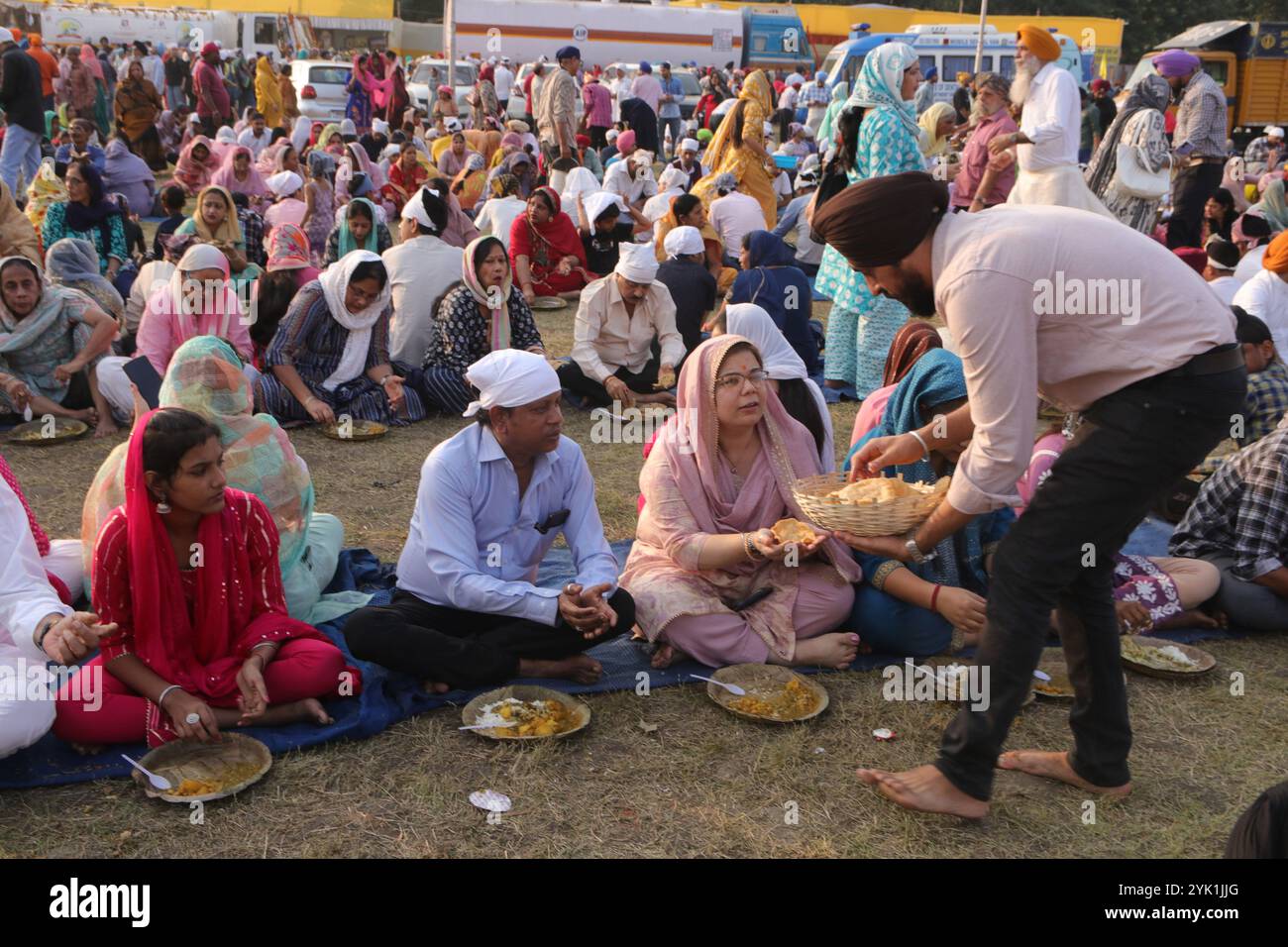 Kolkata, India. 15th Nov, 2024. Devotees rest while eating on the ...
