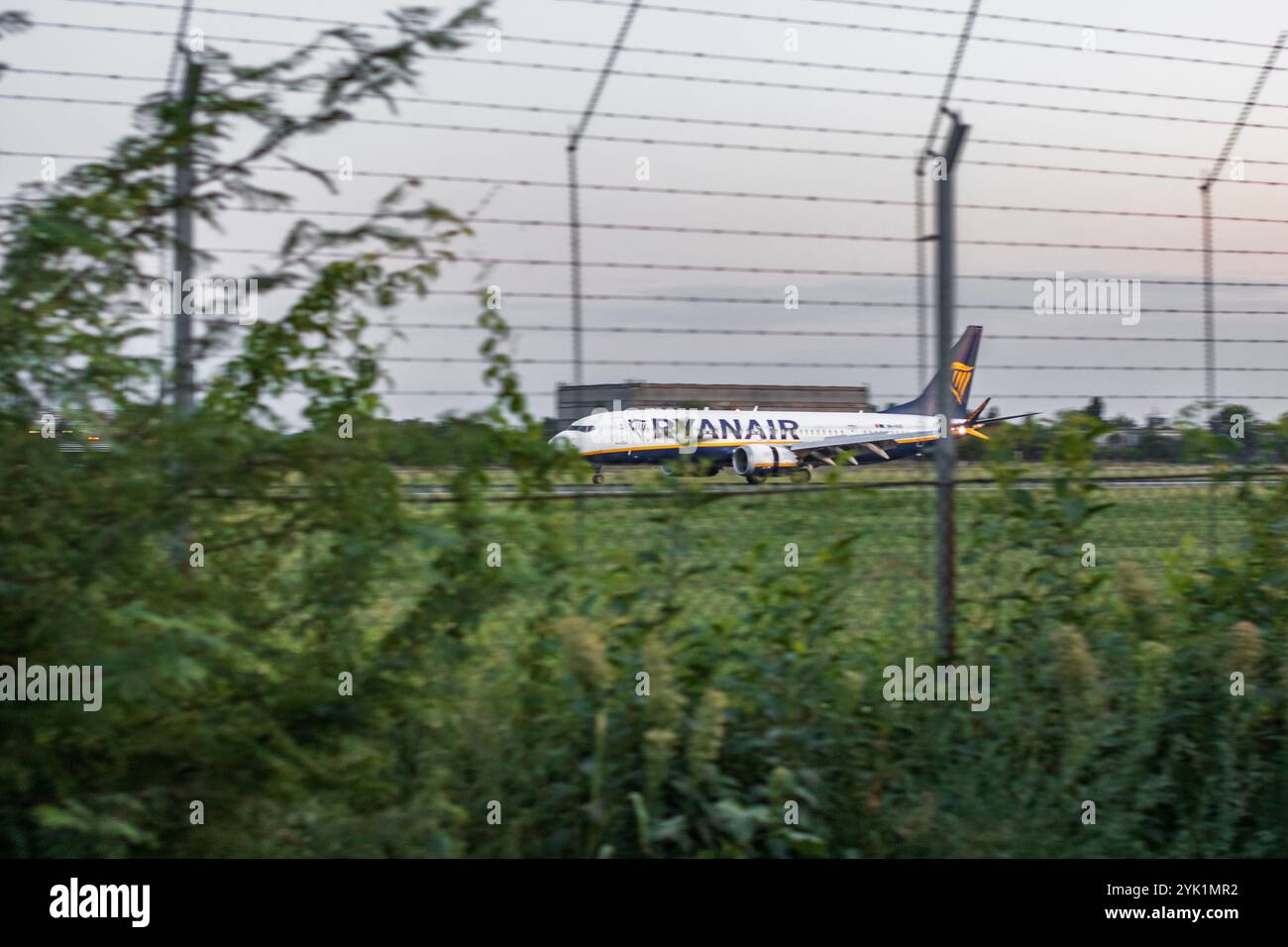 Commercial passenger jet airliner, low cost RyanAir airline Stock Photo ...