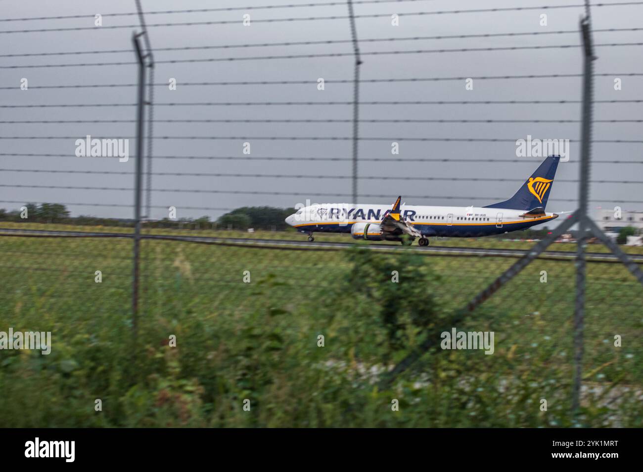 Commercial passenger jet airliner, low cost RyanAir airline Stock Photo ...