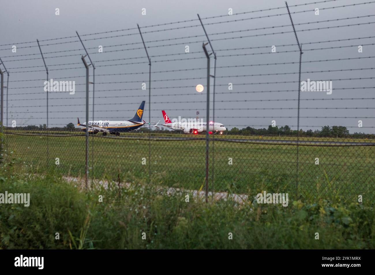 Commercial passenger jet airliner, low cost RyanAir airline Stock Photo ...