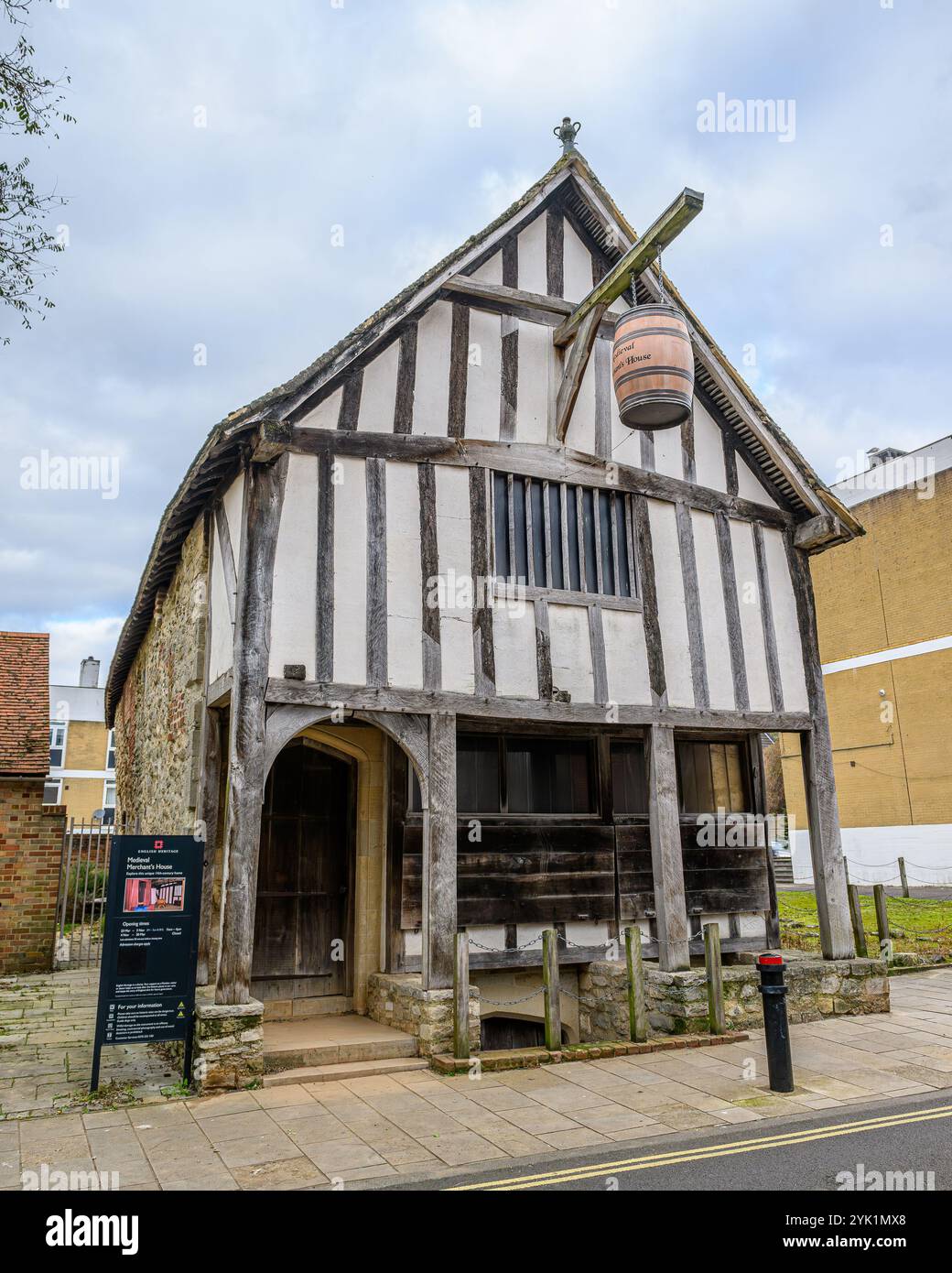 Medieval english house hi-res stock photography and images - Alamy