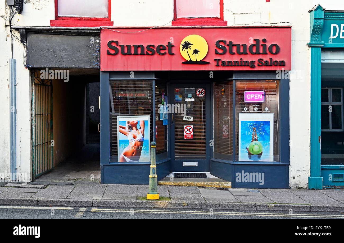 Salon window hi-res stock photography and images - Alamy