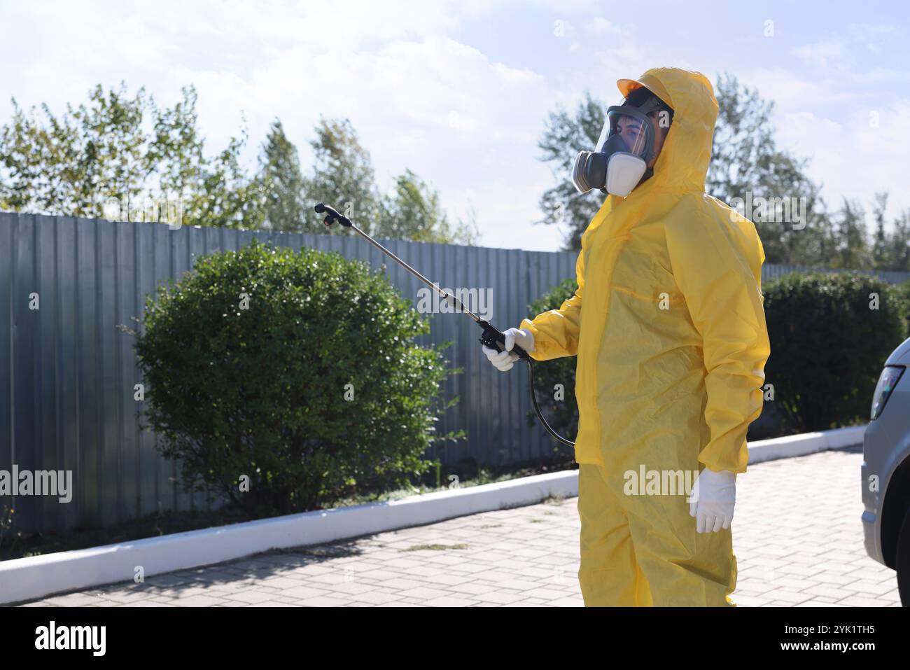 Pest control worker with spray tank outdoors Stock Photo - Alamy