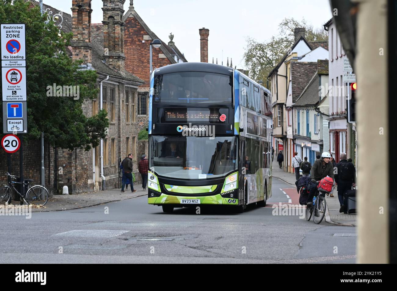Cambridge, UK, 16 11 2024, Park and Ride double decker bus leaving ...