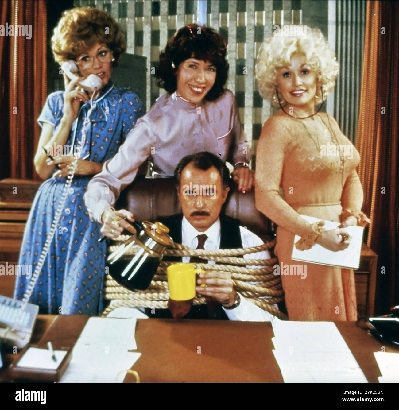 9 TO 5 1980 20th Century Fox film with from left: Dolly Parton, Lily ...