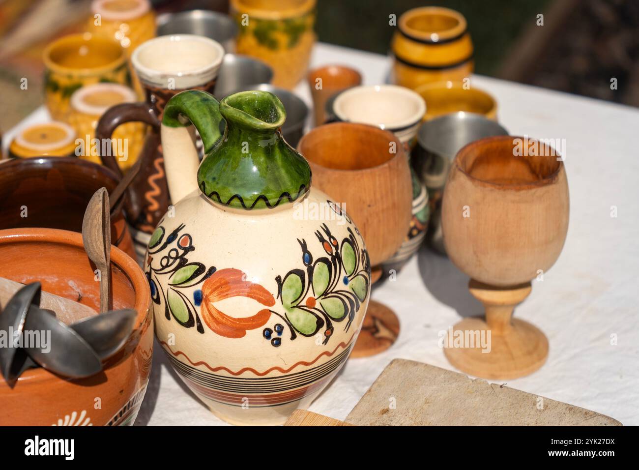Hungarian traditional old colorfully painted ceramics Stock Photo - Alamy