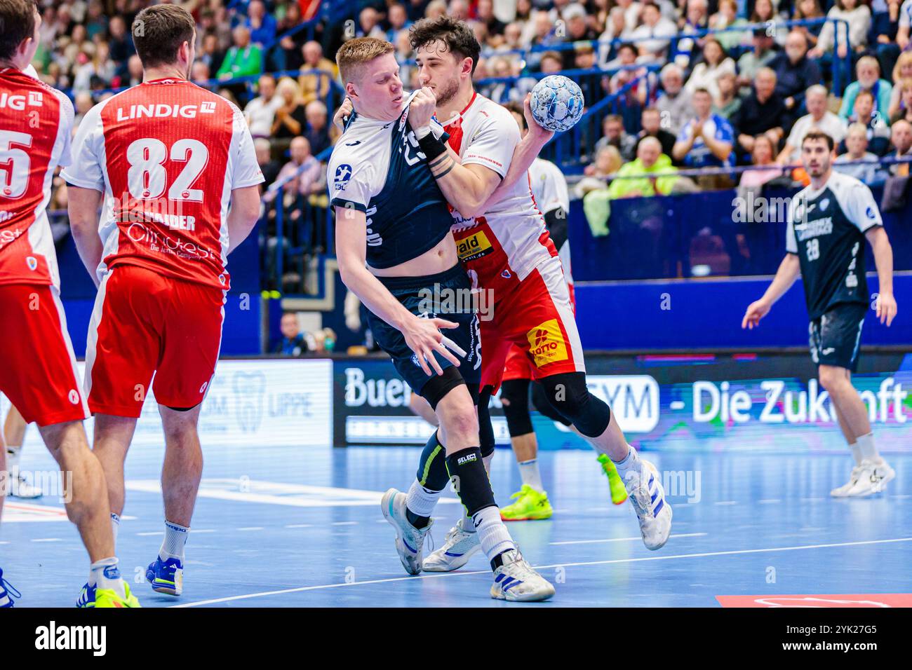 v.l. Niels Gerardus Verteijnen (TBV Lemgo Lippe, #25), Justin Kurch ...