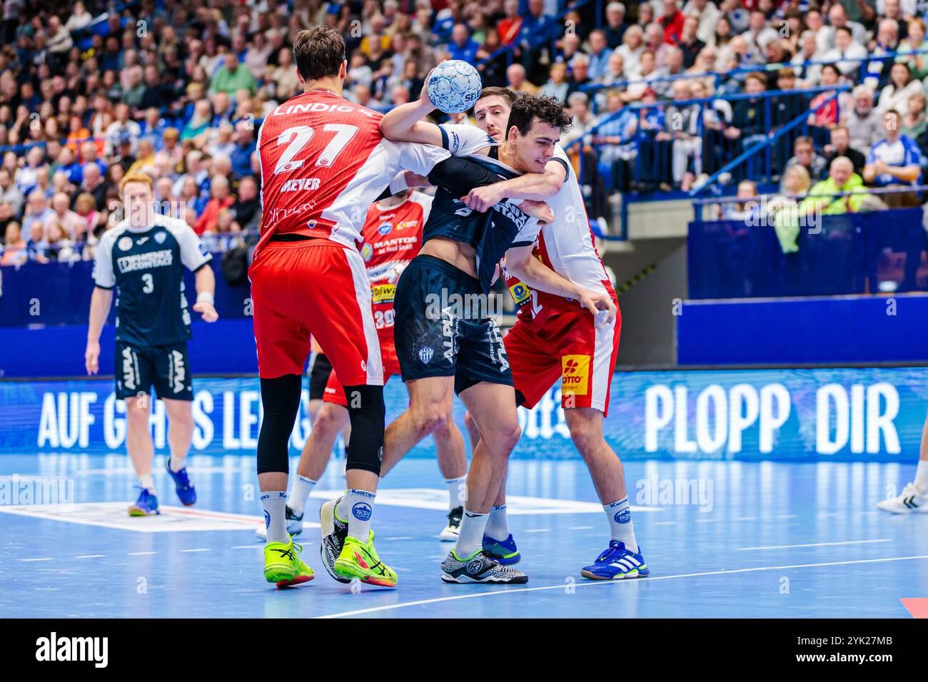 v.l. Philipp Meyer (ThSV Eisenach, #27), Samuel Zehnder (TBV Lemgo Lippe, #04), Justin Kurch ...