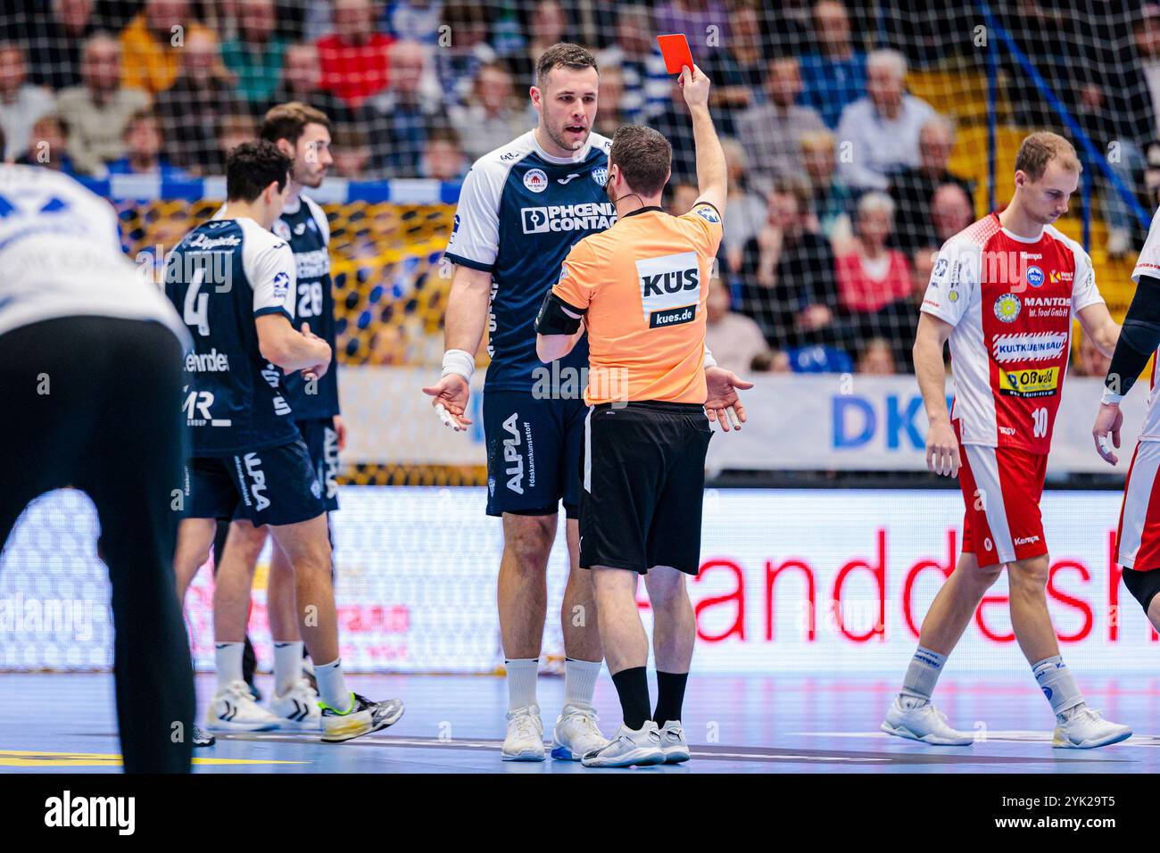 Rote lippe hi-res stock photography and images - Alamy