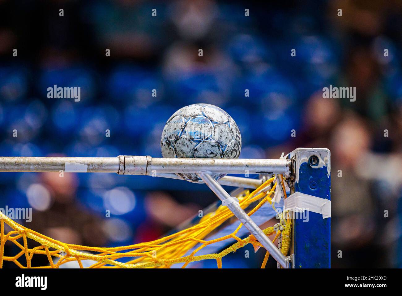Lemgo, Deutschland. 16th Nov, 2024. Symbolbild: Spielball auf Handballtor GER, TBV Lemgo Lippe ...