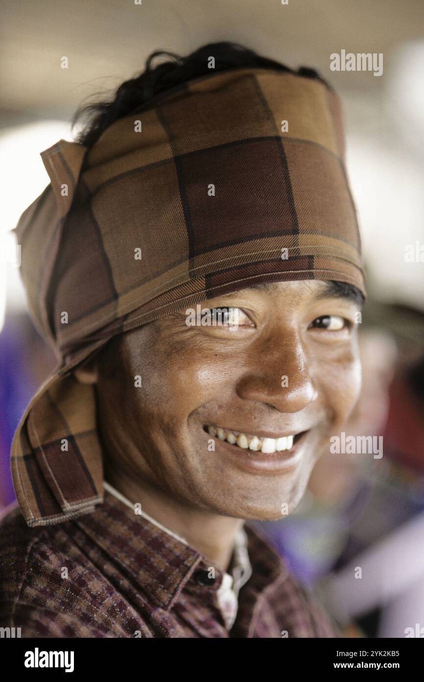 Myanmar portraits hi-res stock photography and images - Alamy