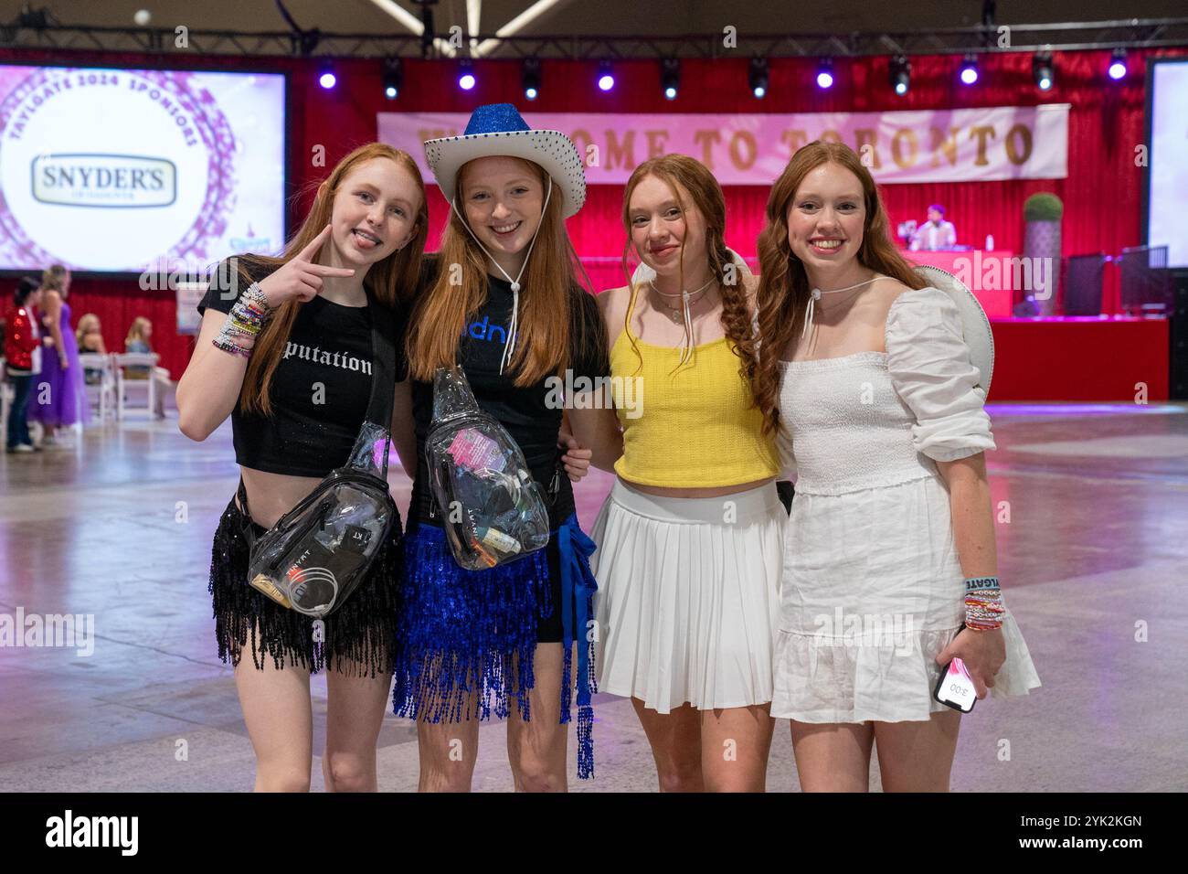 Taylor swift photo pose hi-res stock photography and images - Alamy