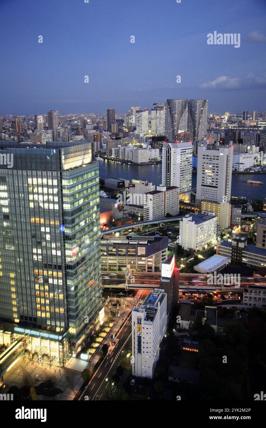 Japan tokyo harbour area skyline hi-res stock photography and images ...