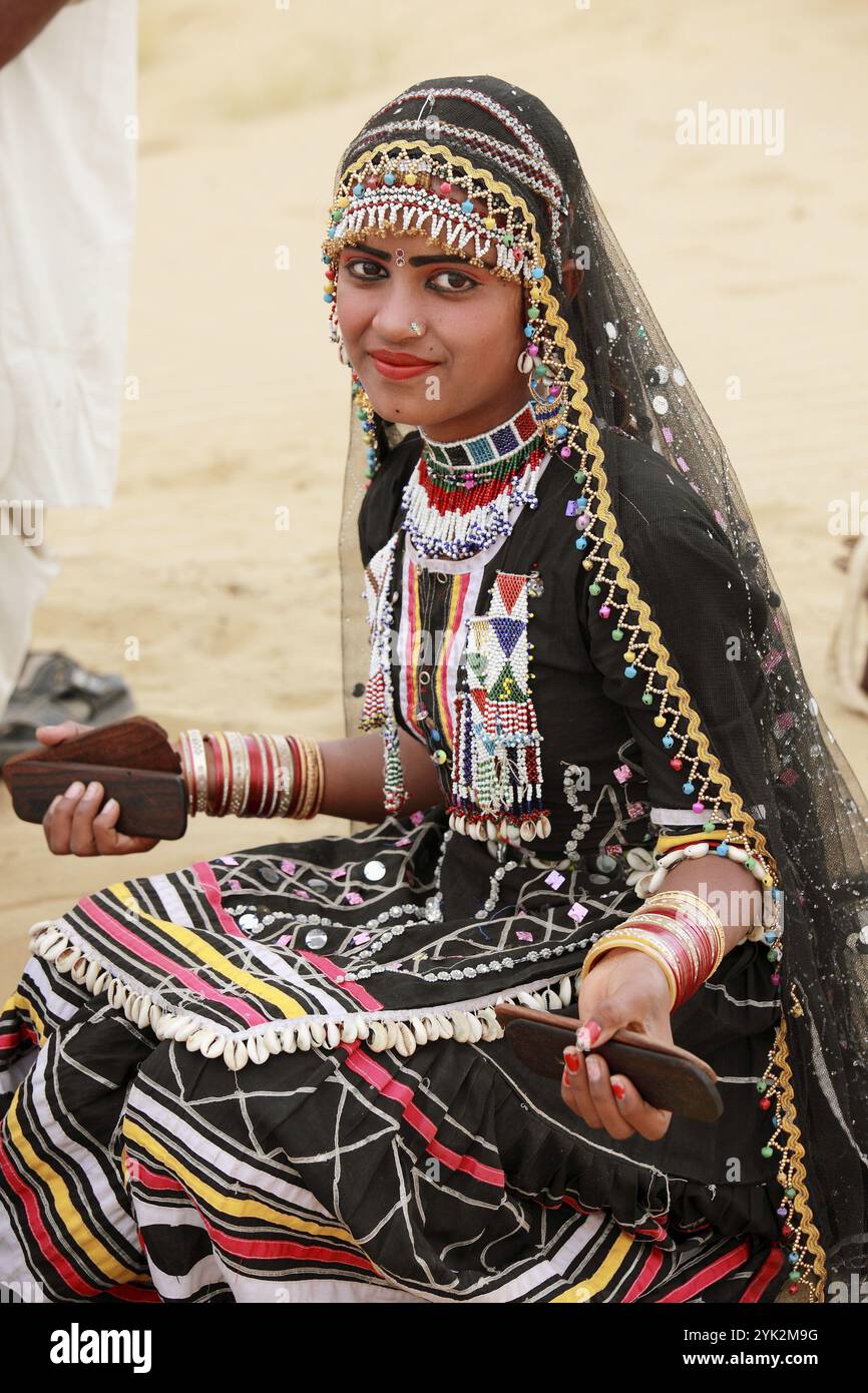 India, Rajasthan, Thar Desert, Sam Sand Dunes, young rajasthani woman ...