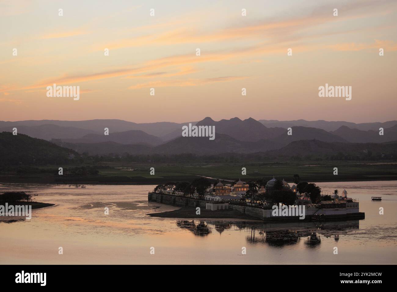 India, Rajasthan, Udaipur, Lake Pichola, Jagmandir Island Stock Photo ...