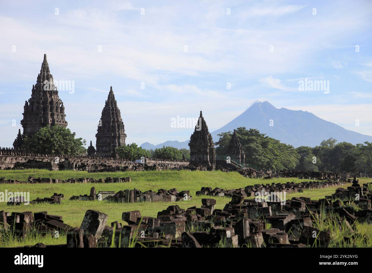 Indonesia, Java, Prambanan, hindu temples, Gunung Merapi volcano Stock ...