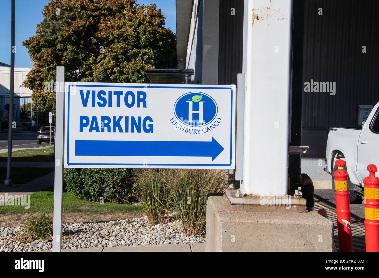 Visitor parking signs hi-res stock photography and images - Alamy