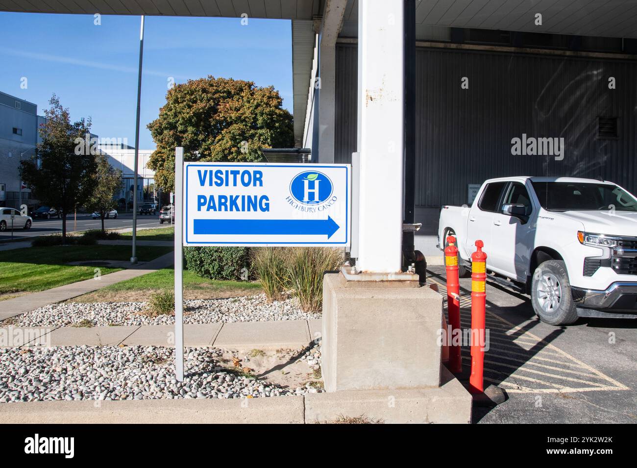 Highbury Canco visitor parking sign on Oak Street East in downtown ...