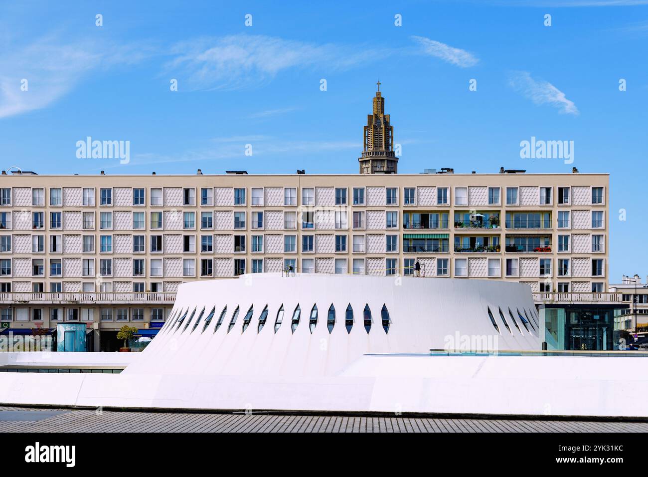 Cultural centre Espace Oscar Niemeyer with library building ›Petit ...