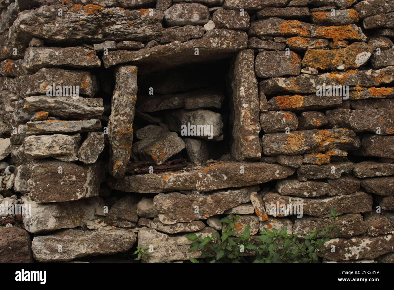 House in ruins. Granite walls Stock Photo - Alamy