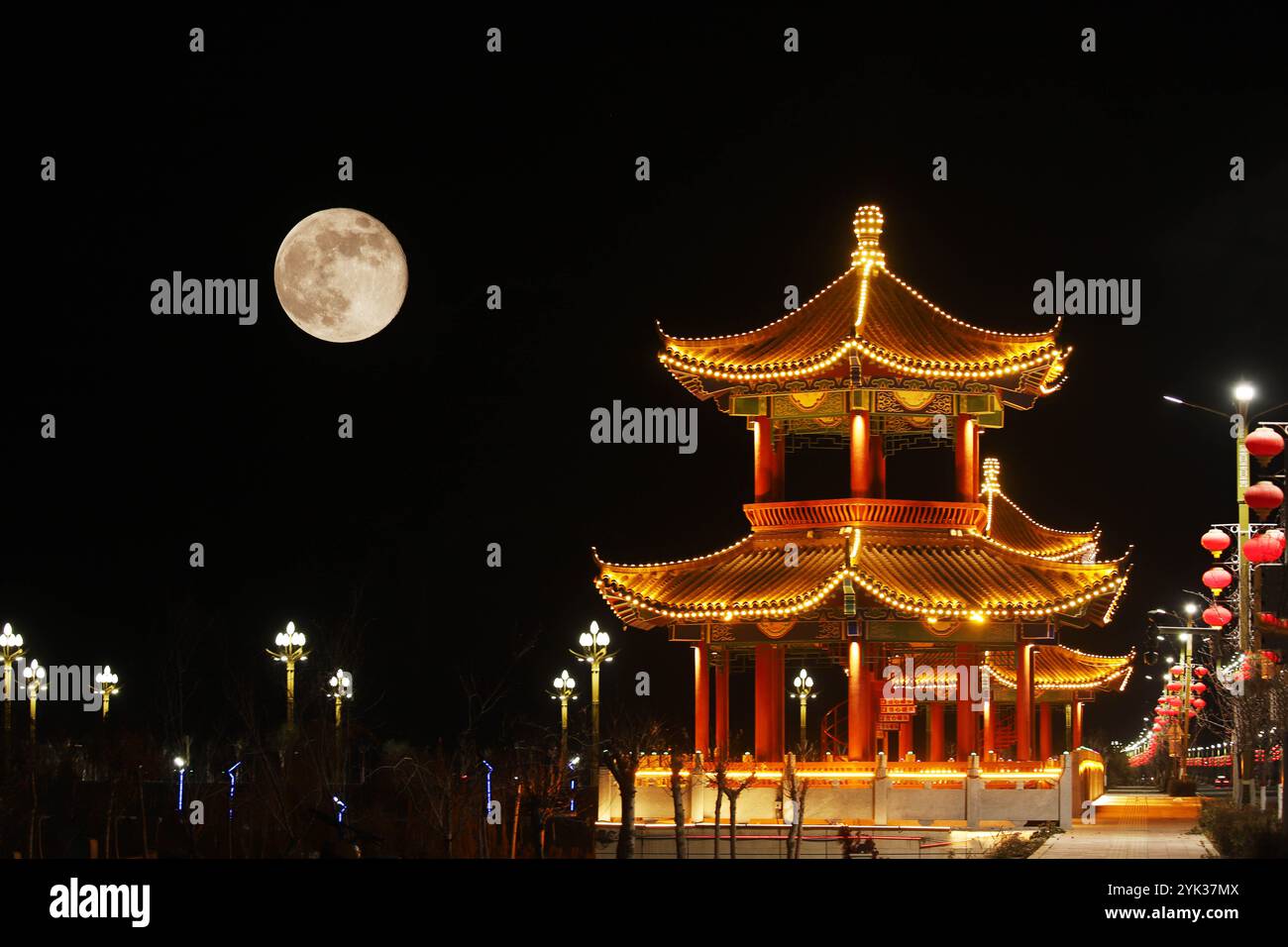 BAZHOU, CHINA - NOVEMBER 16, 2024 - Photo taken on Nov 16, 2024 shows the "supermoon" at the ...