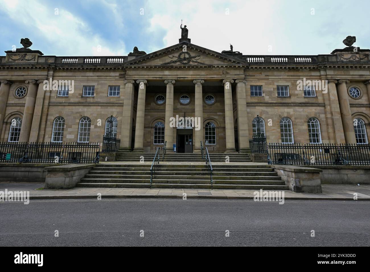 York crown court building hi-res stock photography and images - Alamy