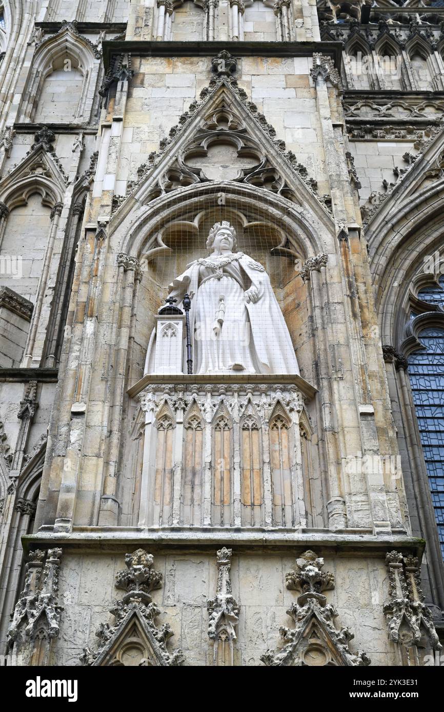 Queen elizabeth statue york minster hi-res stock photography and images ...