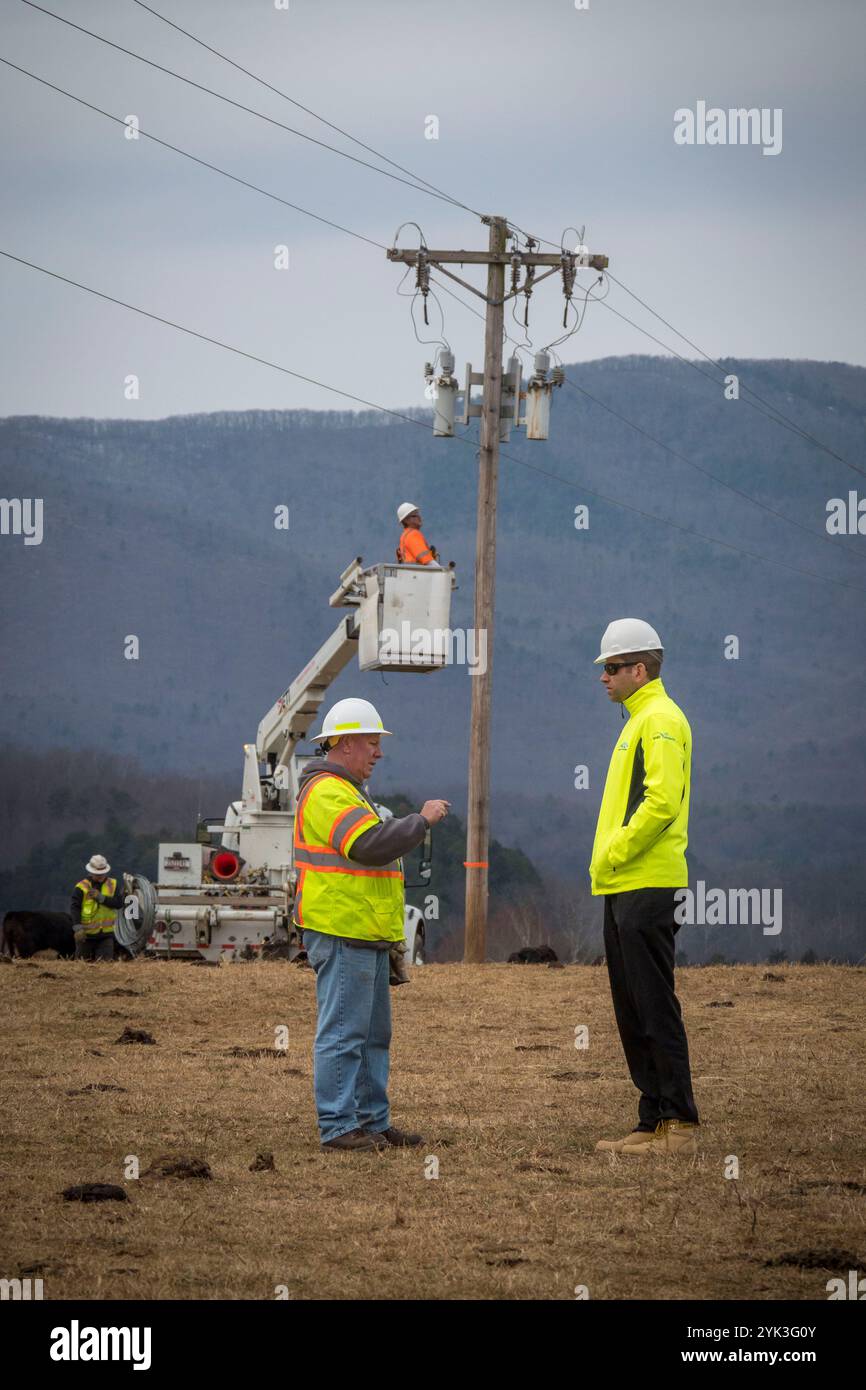 Fiber optic lines on pole hi-res stock photography and images - Alamy