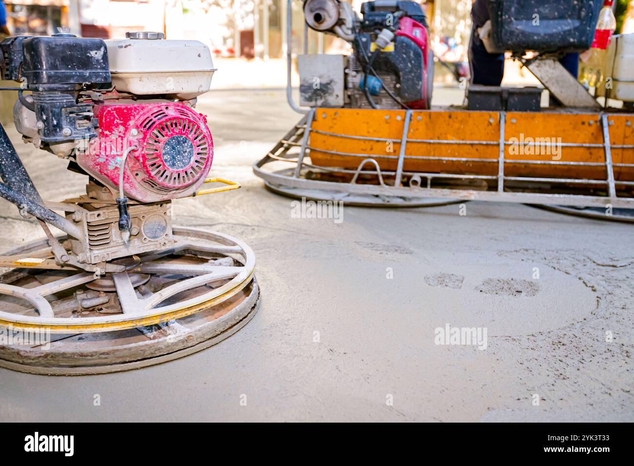 Two types of self-leveling power trowel machine with gas engine have ...