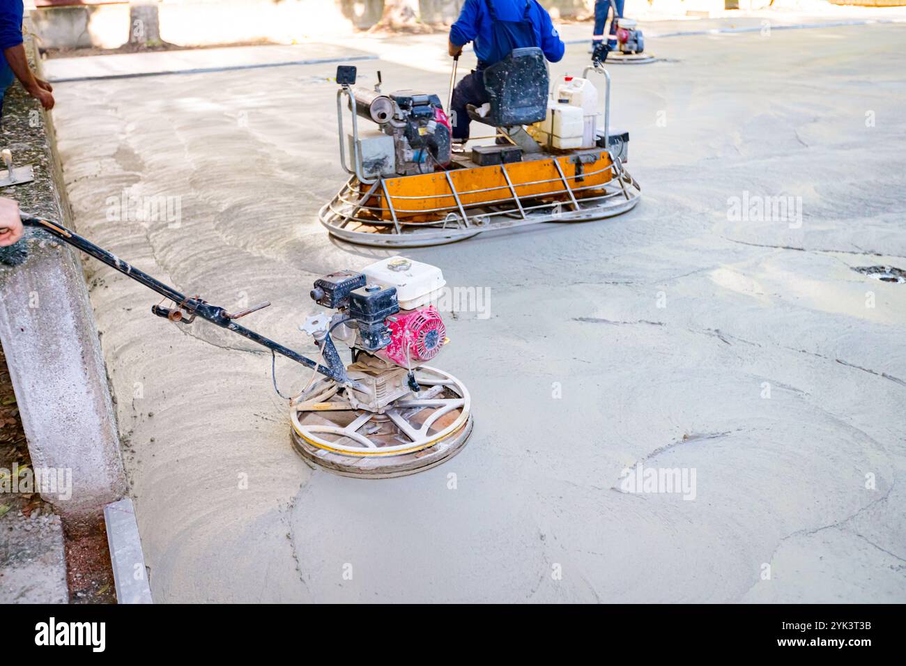 Two types of self-leveling power trowel machine with gas engine have ...