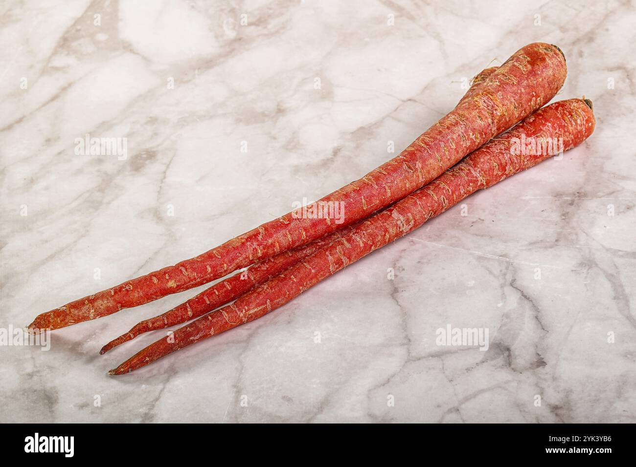 Raw ripe Indian red carrot root Stock Photo - Alamy