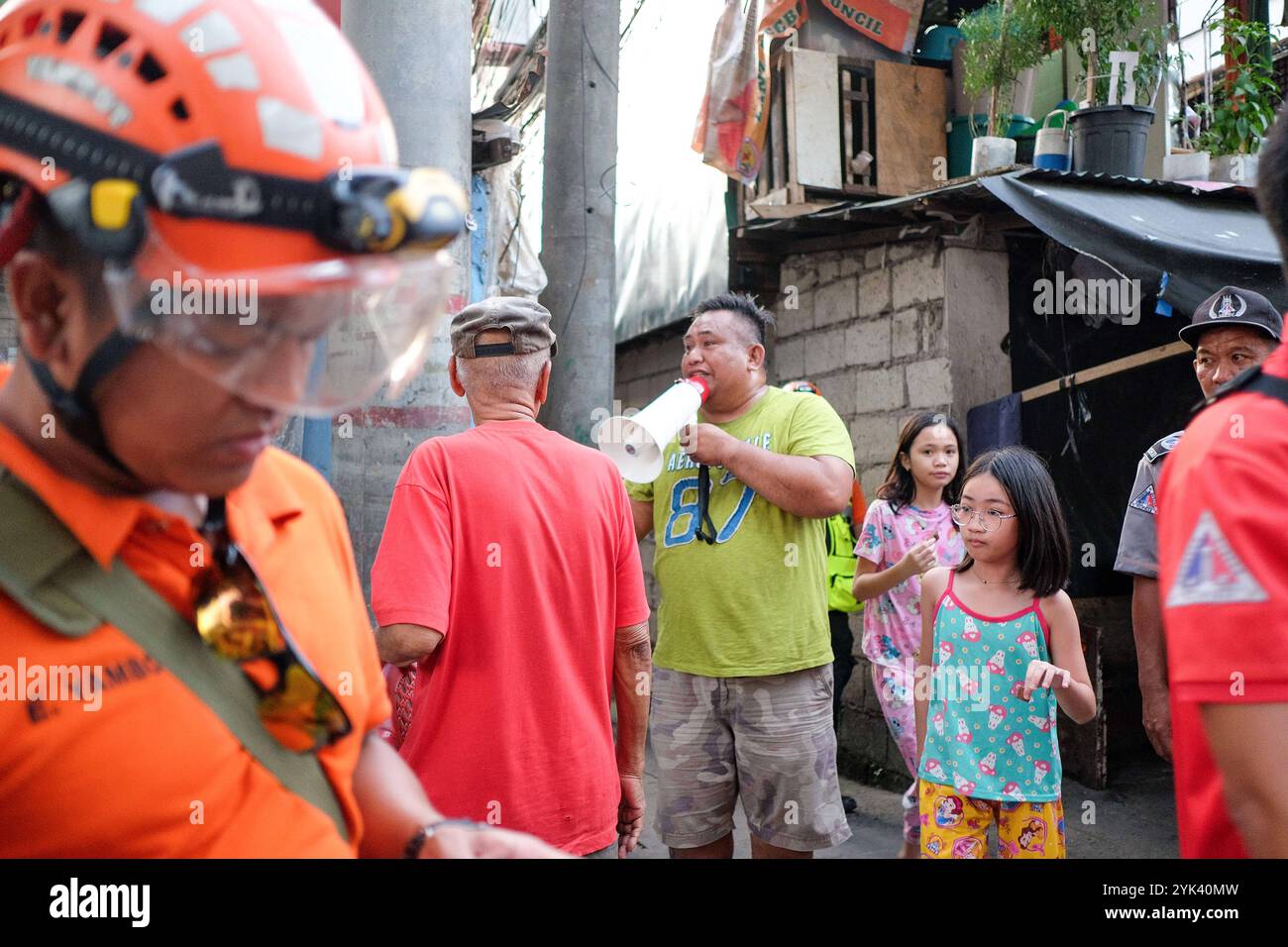 Super Typhoon Man-Yi In The Philippines Village officials and personnel ...