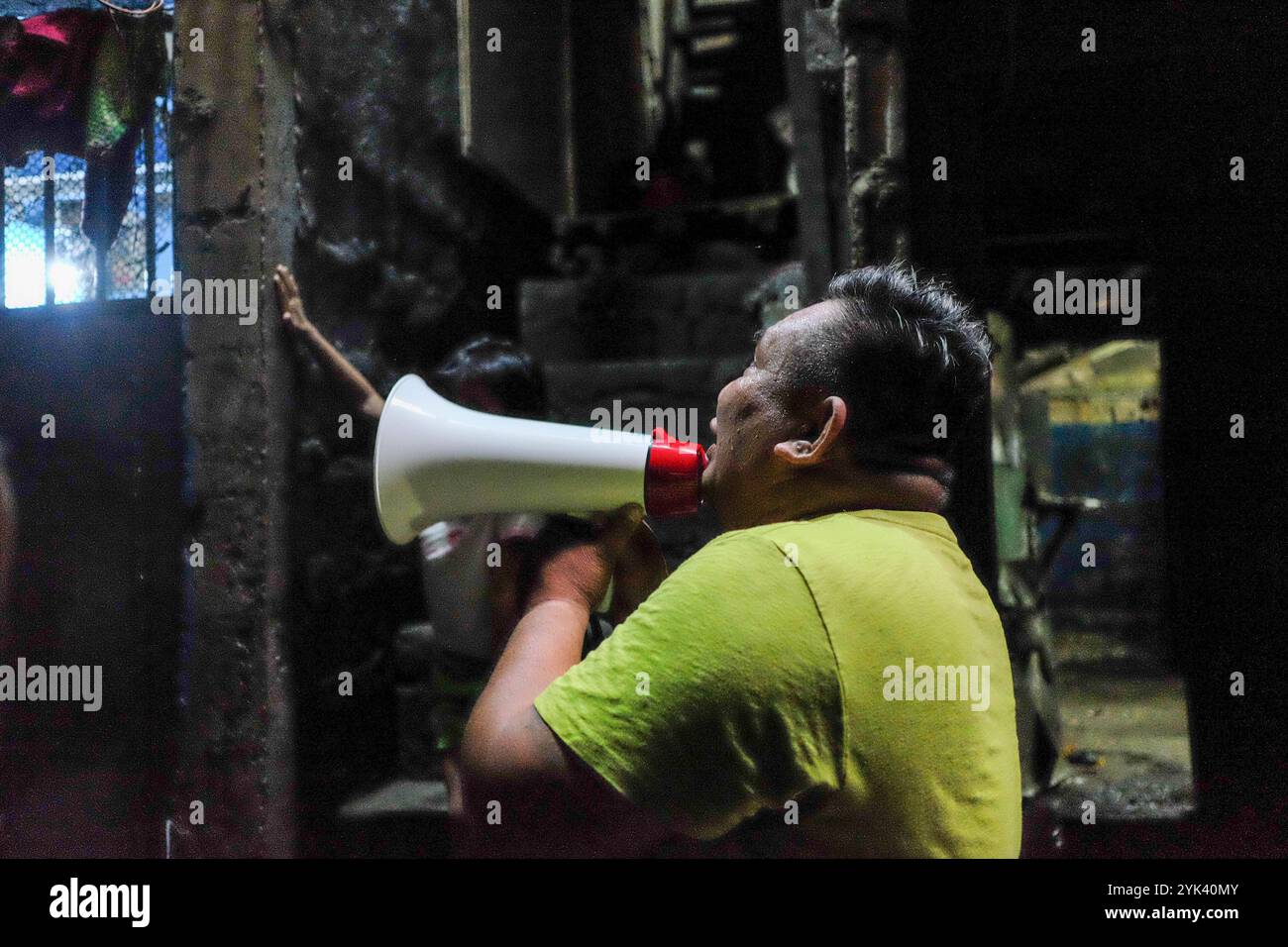 Super Typhoon Man-Yi In The Philippines Village officials and personnel ...