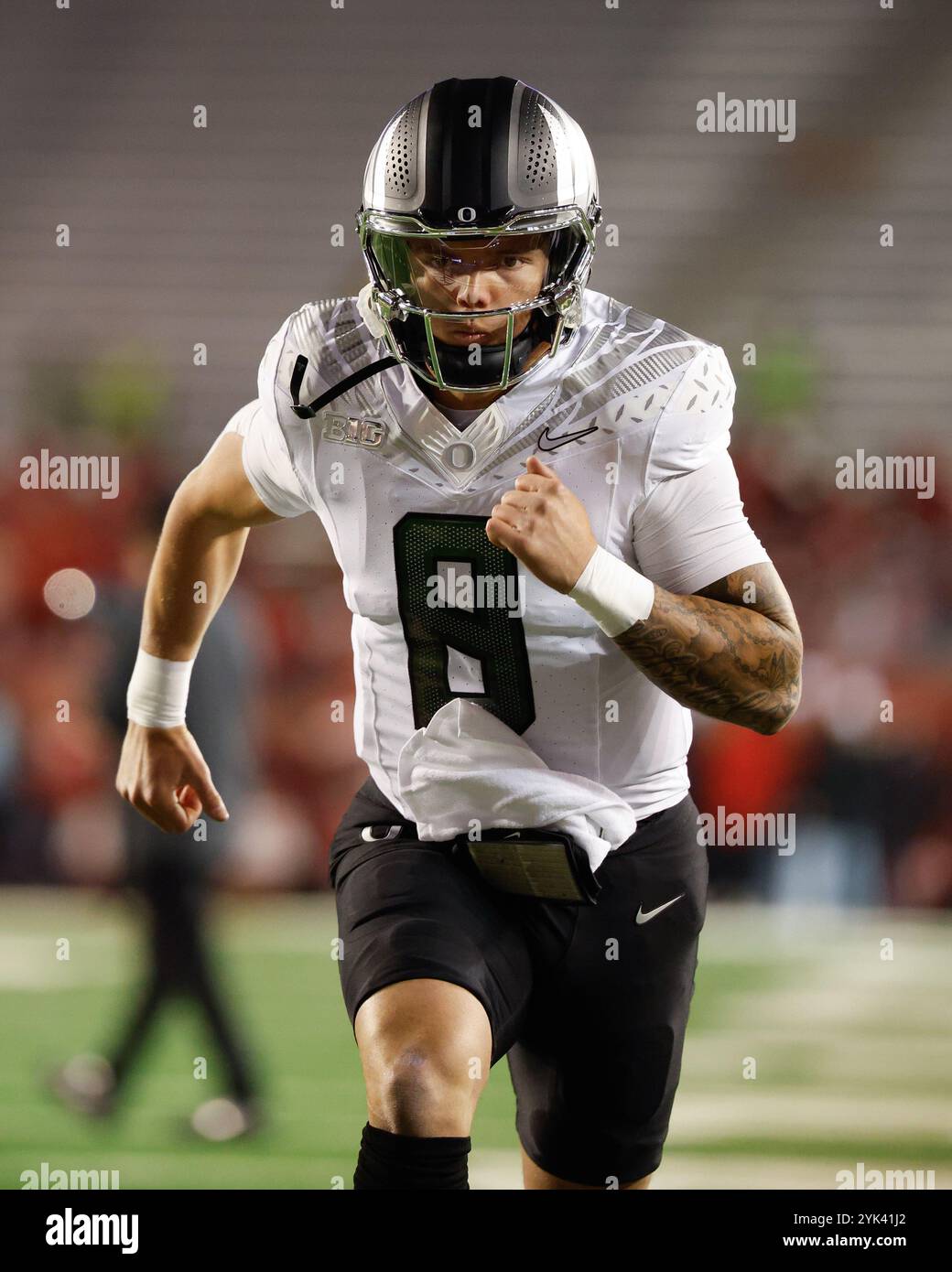 Madison, WI, USA. 16th Nov, 2024. Oregon Ducks quarterback Dillon ...