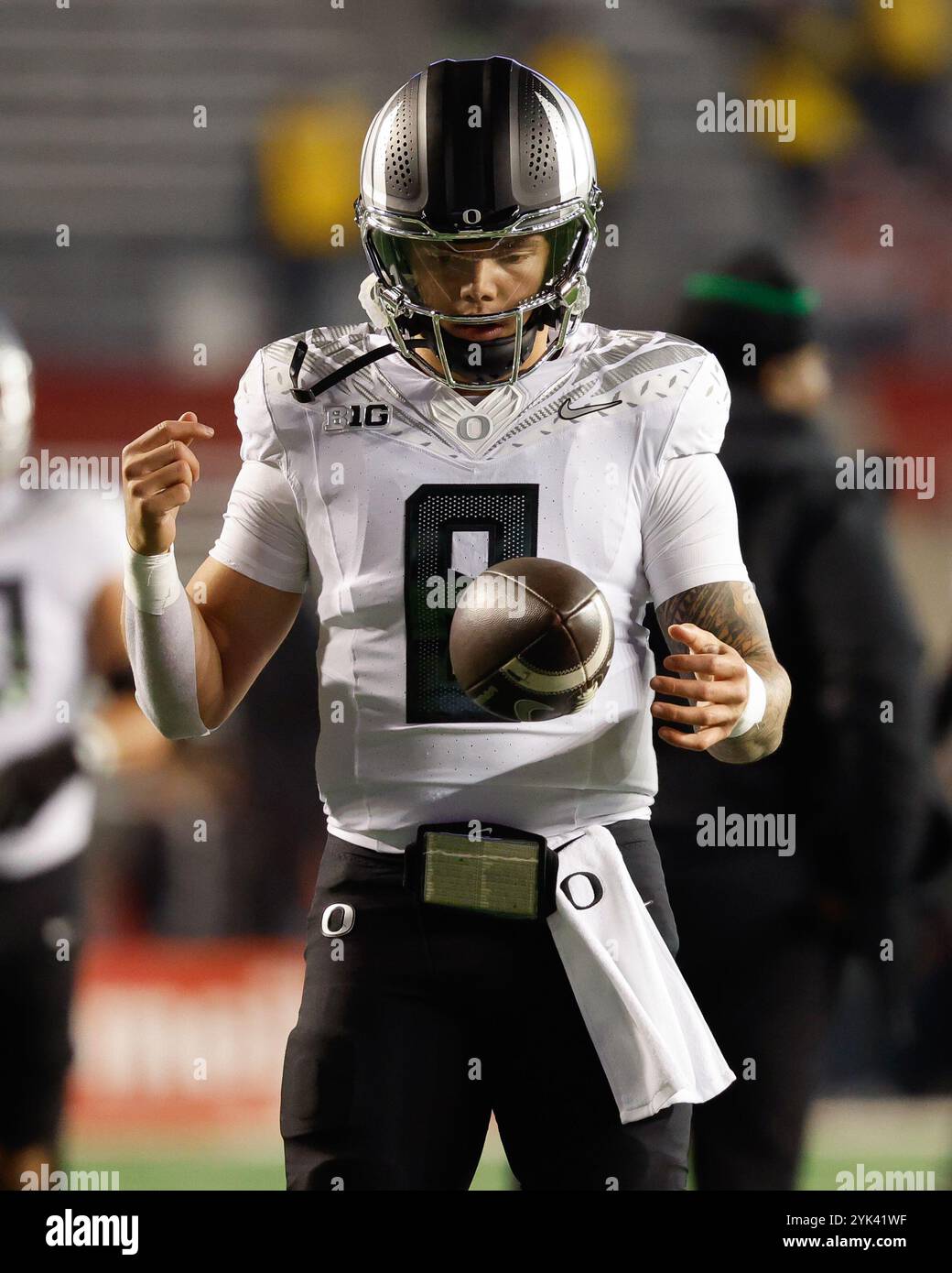 Madison, WI, USA. 16th Nov, 2024. Oregon Ducks quarterback Dillon ...