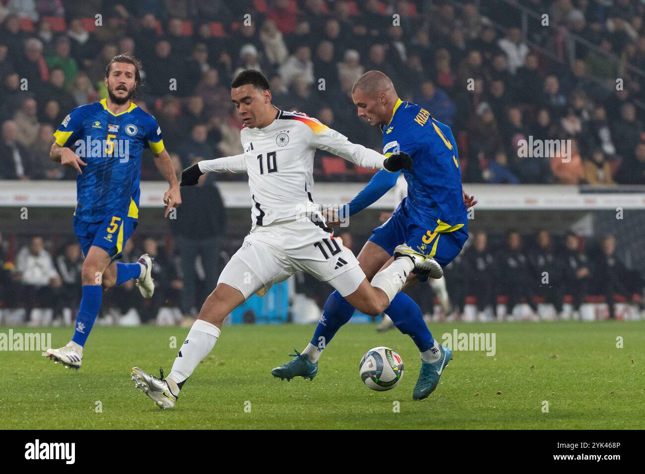 Freiburg, Deutschland. 16th Nov, 2024. v.li. Jamal Musiala (Deutschland ...