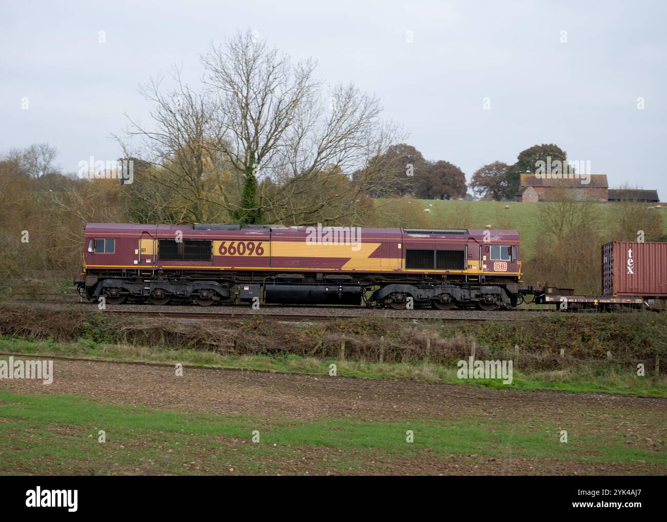 DB class 66 diesel locomotive No. 66096 pulling a freightliner train ...