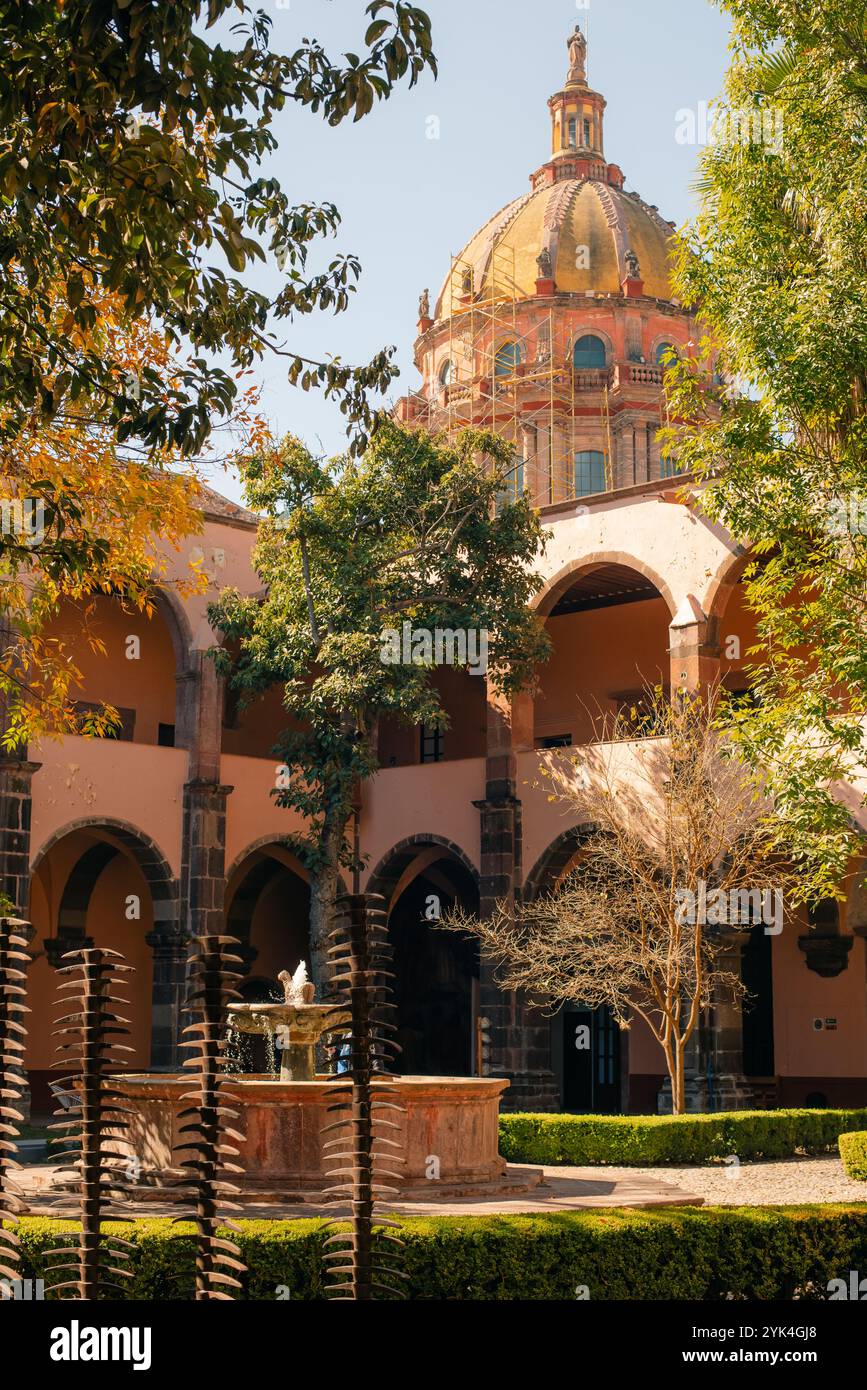 A beautifull streen in the middle of a mexican Town named San Miguel ...