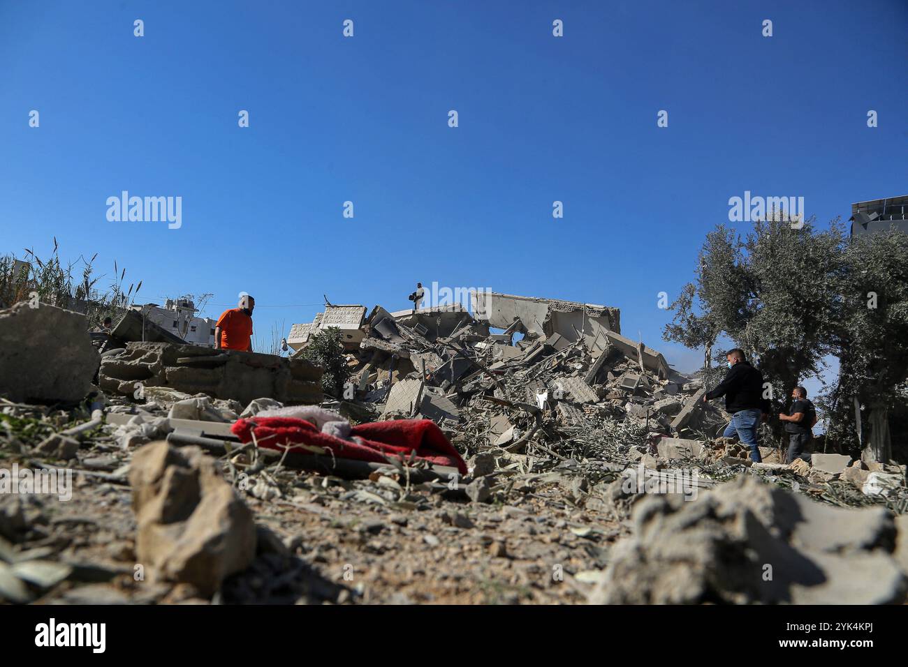 Hadath, Hadath, Lebanon. 17th Nov, 2024. Lebanese inspect wreckage of ...