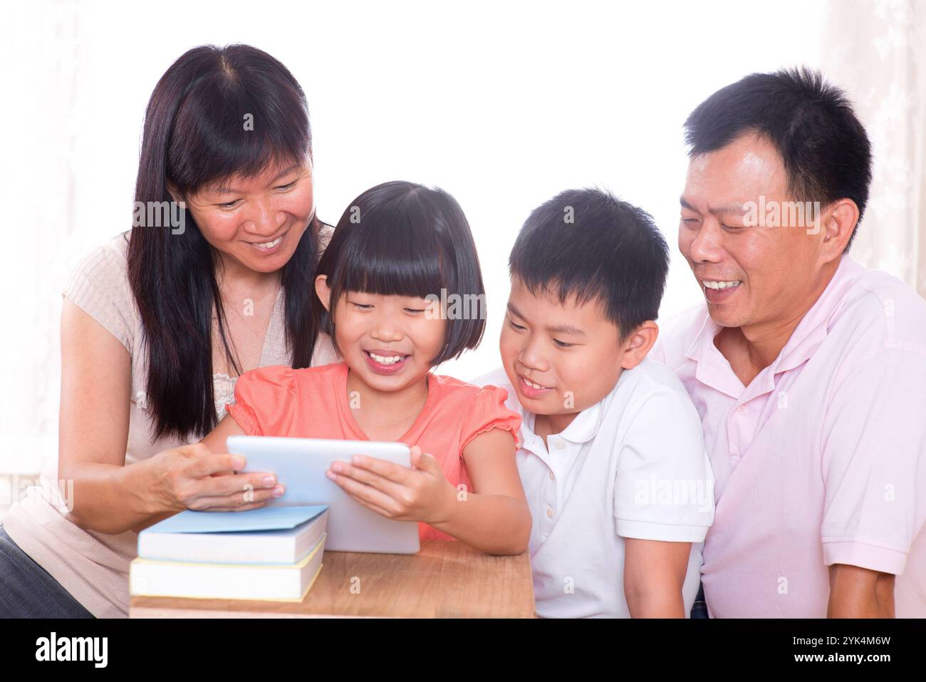 Mutter tochter laptop entspannen hi-res stock photography and images ...