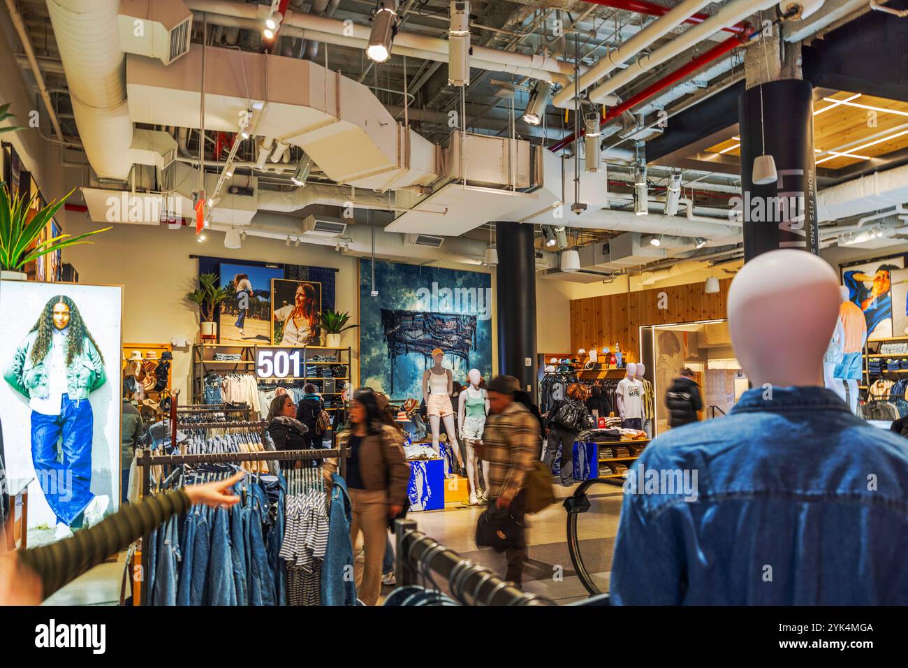 Store hopping hi-res stock photography and images - Alamy