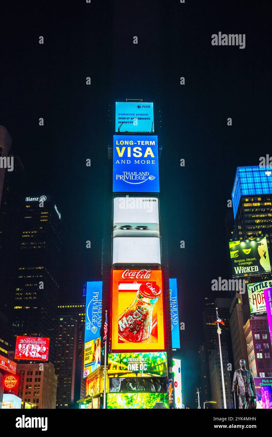 Coca cola billboard in times square hi-res stock photography and images ...
